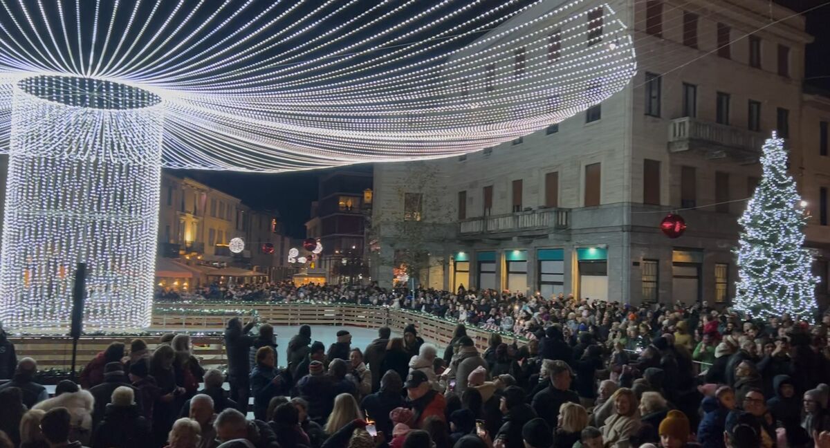 Gallarate illumina piazza Libertà e dà il via agli eventi delle ...