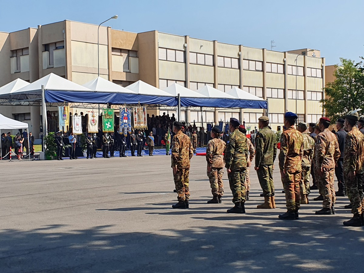 Cambio al vertice della caserma Nato. Il generale Miglietta lascia la ...