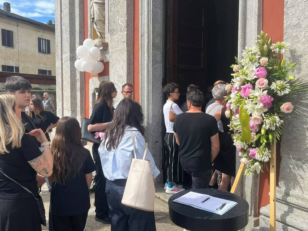 Rose bianche e palloncini verso il cielo per l’addio a Sara: «Vivrai ...